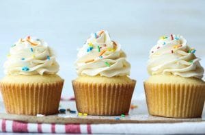 ¿Cómo hacer cupcakes de vainilla? Receta casera fácil y esponjosa ...